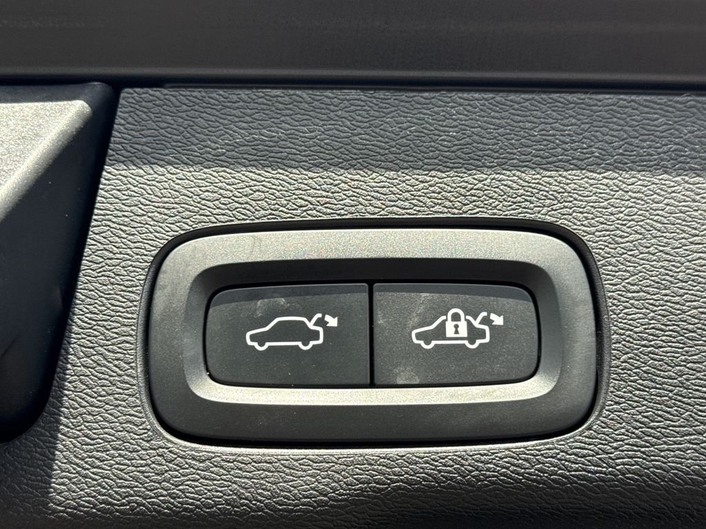 Pre-Owned 2023 Volvo XC60 B5 Ultimate Dark Theme 4D Sport Utility in El ...